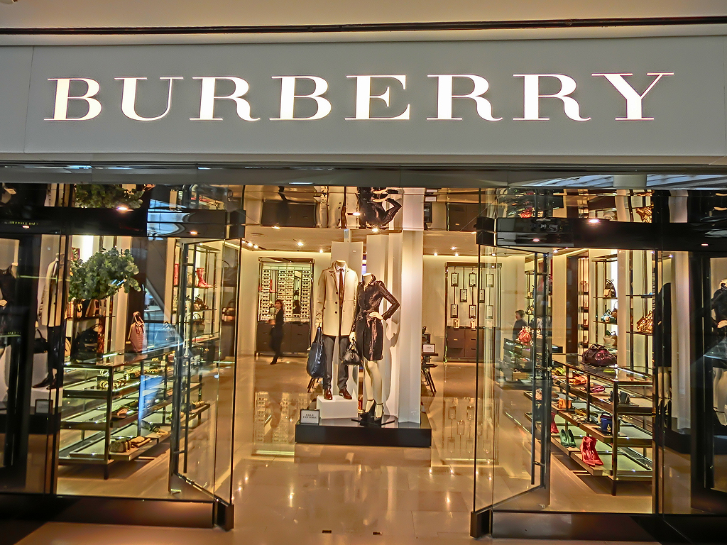 Conheça a Burberry - a icônica marca de luxo britânica do trench coat ...